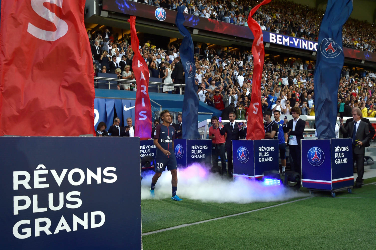 Fans hail Neymar as PSG stroll to opening win