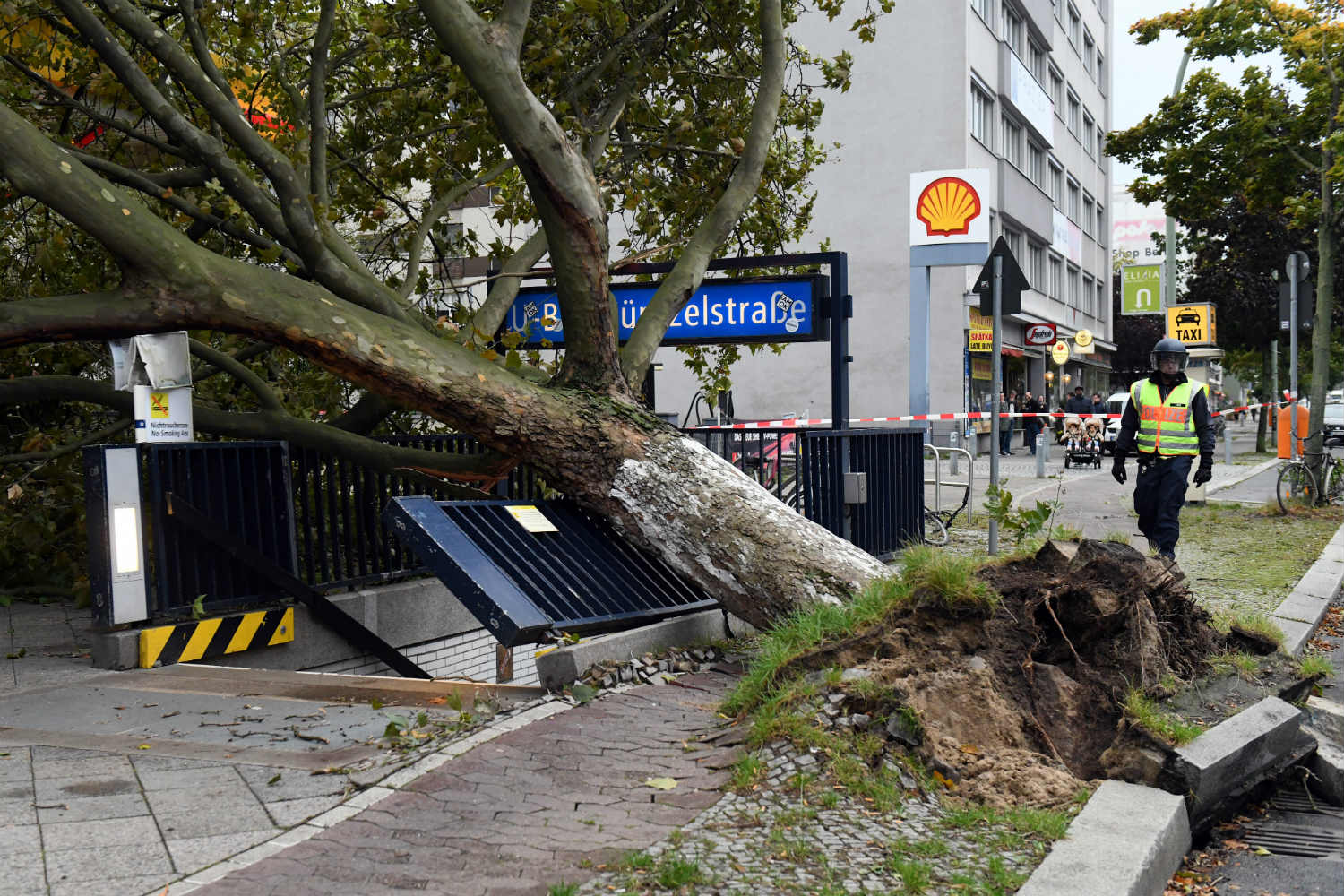 Berlin fire services call state of emergency, as hurricane-force winds ...