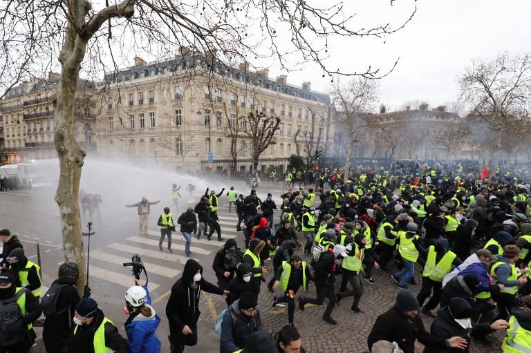 Number of ‘yellow vest’ protesters surges but violence down