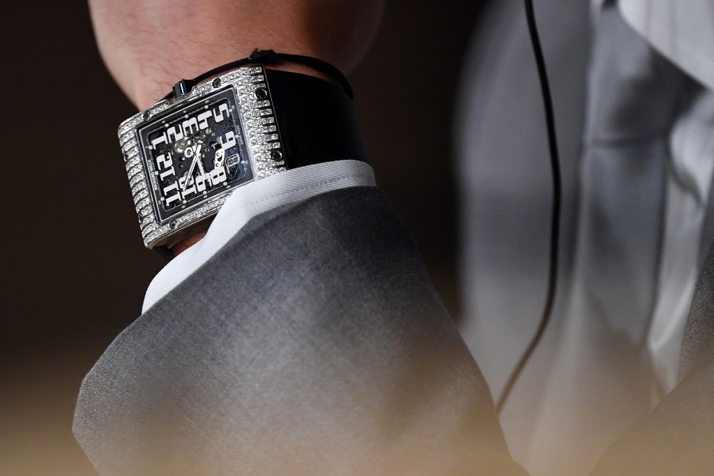 Warning over Paris street robbers who target expensive jewellery after ...