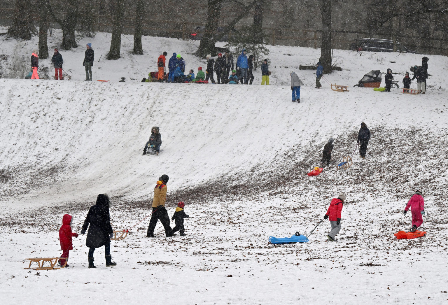 Snowy weather strikes throughout Germany on Tuesday