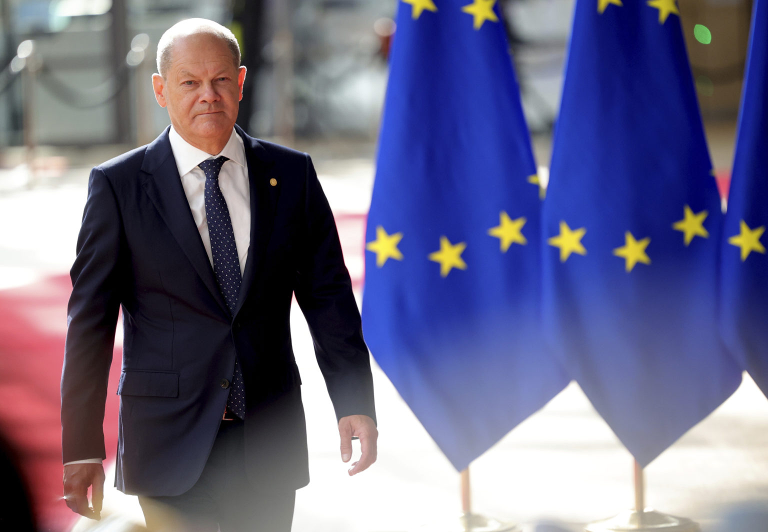 Can Merkel hold on as chancellor after stepping down as CDU chief?