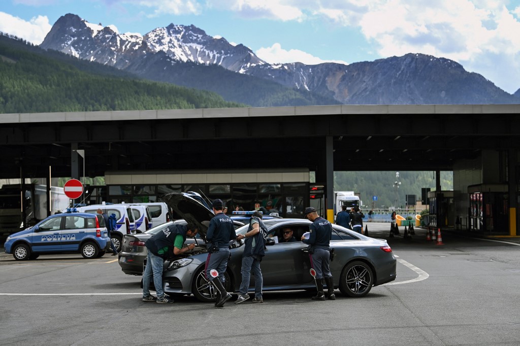 France rolls out ‘world’s first’ driverless buses