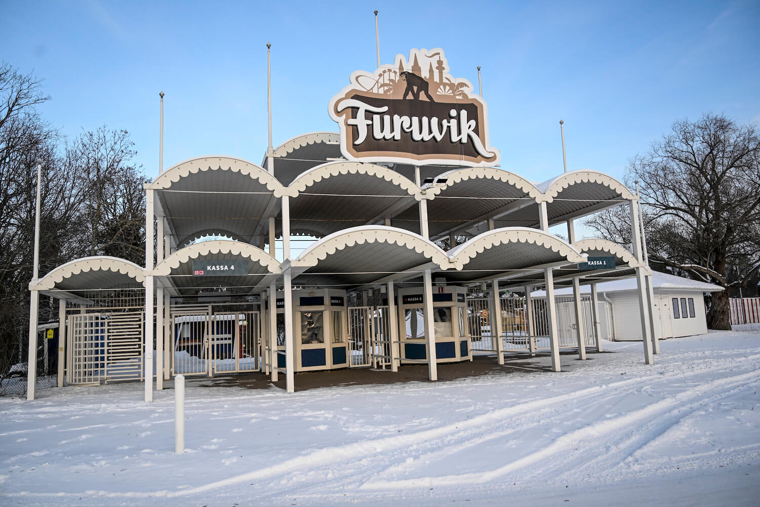 Four chimpanzees still on the loose at zoo in Sweden