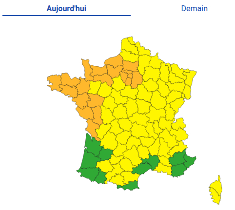 Weather warning for up to 10cm of snow in Paris and western France