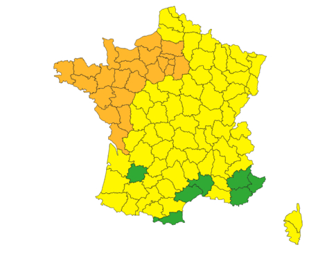 Airports close in France as heavy snowfall puts country on alert